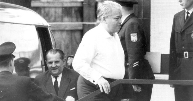 Roumanie : Victor Capesius, le pharmacien d'Auschwitz - Le Courrier des ...