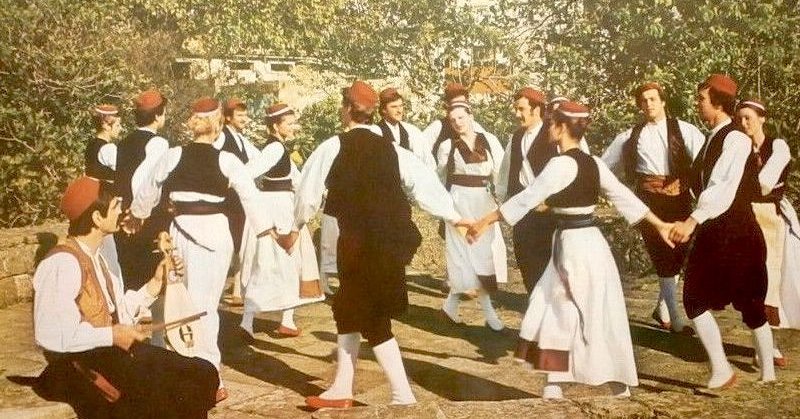 Folklore : le kolo, la célèbre danse en ronde au patrimoine mondial de ...